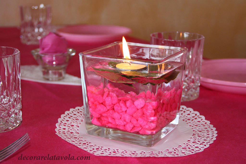 Centrotavola vaso con sassolini rosa - Decorare la tavola
